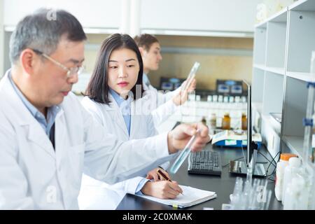 people doing chemical experiment in modern lab Stock Photo - Alamy
