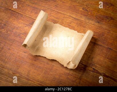 close up of grunge note paper on wooden background Stock Photo - Alamy