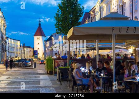 Wels: main square Stadtplatz, city gate Ledererturm, restaurant ...