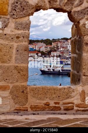 Cesme castle in the Mediterranean port of Cesme, Turkey Stock Photo - Alamy
