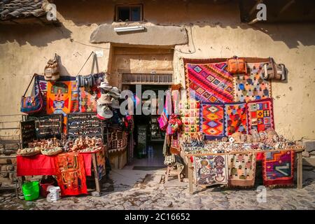 Sale of Peruvian crafts in souvenir shop in Peru. Handmade Stock Photo ...