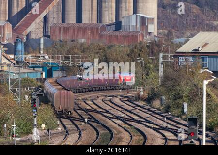 DB Cargo Class 66 loco 66095 hauling the 1215 Immingham Biomass to Drax ...