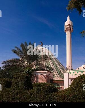 Exterior view to Fatima mosque, Kuwait Stock Photo - Alamy