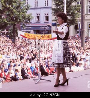 Lolita, österreichische Schlagersängerin, bei einem Auftritt ...