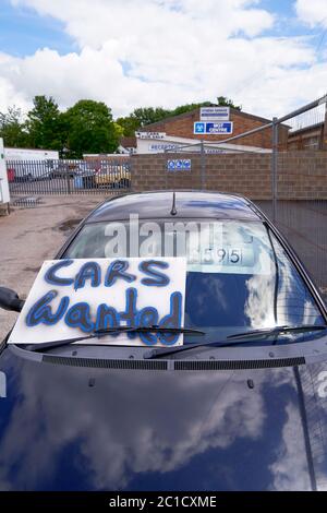 Cars wanted sign on car windscreen Stock Photo - Alamy