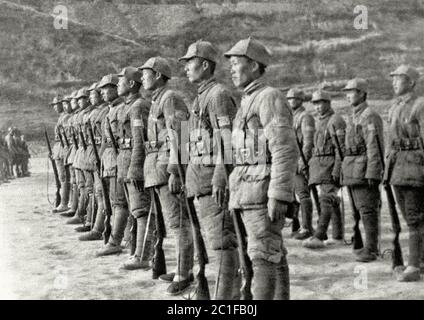 Soldiers of the Chinese army on the march during the Second World War ...