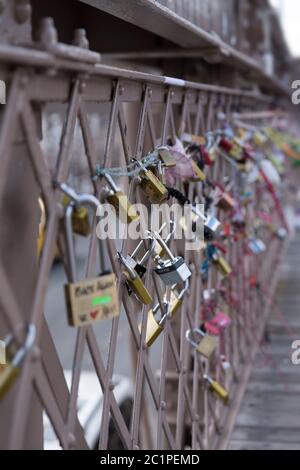 closed lock on Brooklyn Bridge park railing Stock Photo - Alamy