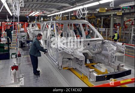 Aluminium bodied Range Rovers in production at the Jaguar Land Rover ...