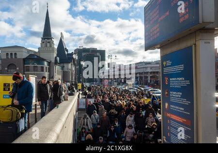 Moscow metro Rush hour on the Park Kultury station Stock Photo - Alamy