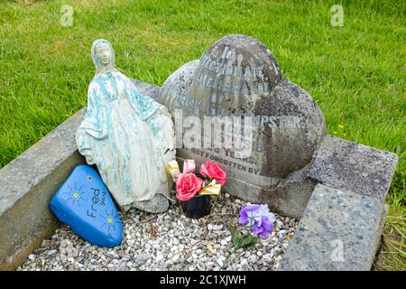 The grave of Frederick Kempster know as the English Giant or Blackburn ...