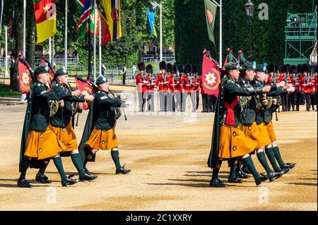 Irish guards pipers Stock Photo - Alamy
