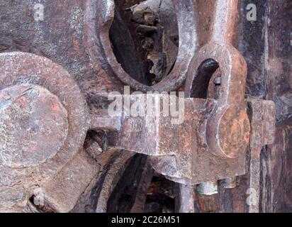 old rusted obsolete machinery gears and chain mechanism Stock Photo - Alamy