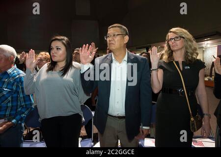 New United States citizens are sworn in during naturalization ceremony ...