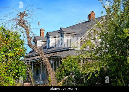 An Abandoned Run Down Farmhouse Stock Photo - Alamy