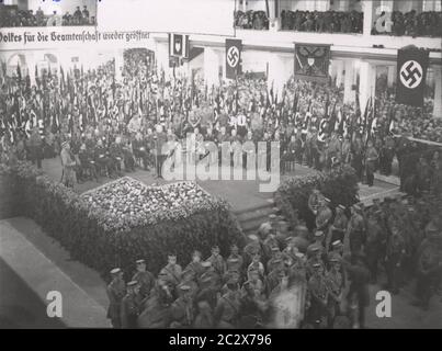 Heinrich Hoffmann Photographs 1933 Adolf Hitler's official photographer ...