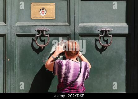 The Aventine Keyhole. Views of St Peter's Cathedral seen through ...