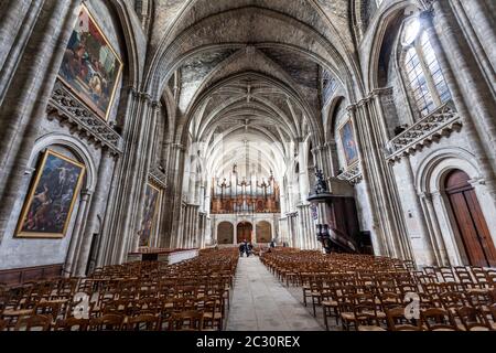 Nave of Cathédrale Saint-André, Place Pey Berland, Bordeaux, Gironde ...