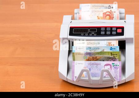 Syrian money in a counting machine Stock Photo - Alamy