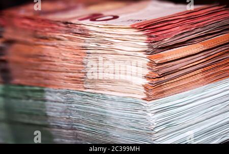 Bundle of money with 100 Euro notes Stock Photo - Alamy