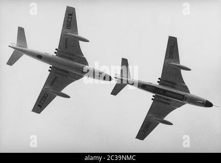 Vickers Valiant tanker aircraft refuelling in air Stock Photo - Alamy