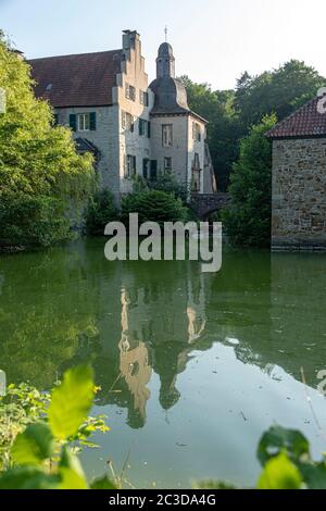 Moated castle Haus Dellwig in the morning light, Dortmund, district ...