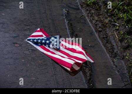 Discarded American flag thrown on ground. desecration Stock Photo - Alamy