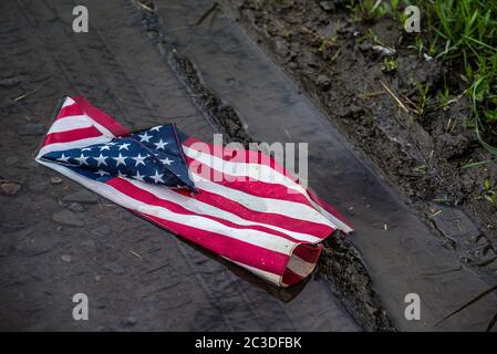 Discarded American flag thrown on ground. desecration Stock Photo - Alamy