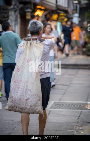 Man carrying a heavy load of goods on his back in Istanbul Stock Photo ...