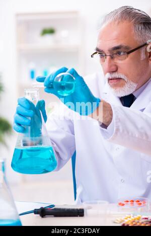 Old doctor pharmacist working at the lab Stock Photo - Alamy