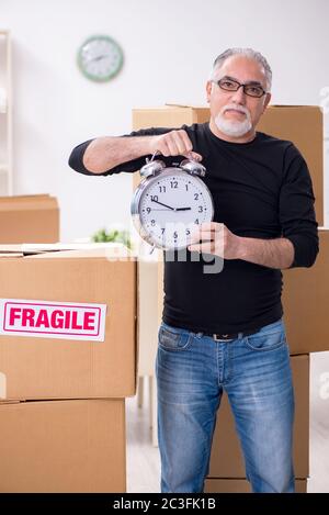 Old professional mover doing home relocation Stock Photo - Alamy
