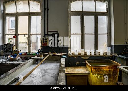 Electroplating bath with metal deposition Stock Photo - Alamy