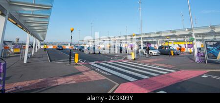 Passenger drop off zone at Heathrow Airport Terminal 3 Stock Photo - Alamy