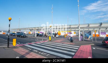 Passenger drop off zone at Heathrow Airport Terminal 3 Stock Photo - Alamy