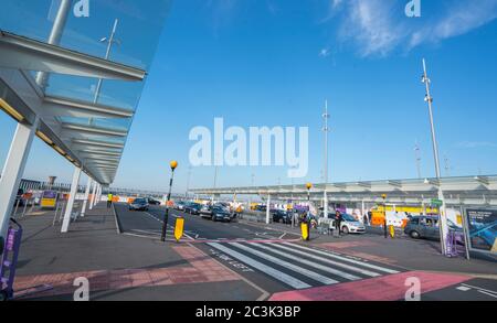 Passenger drop off zone at Heathrow Airport Terminal 3 Stock Photo - Alamy
