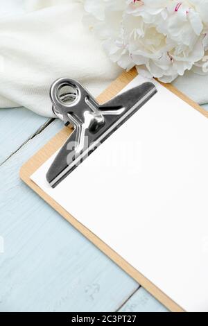 Vintage clipboard paper on wooden board Stock Photo - Alamy