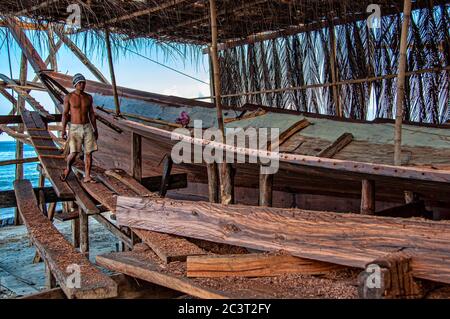 Shipbuilders at work in Tana Beru, Sulawesi, one of the four Great ...