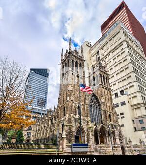 Pittsburgh Downtown: First Presbyterian Church on Sixth Avenue is ...
