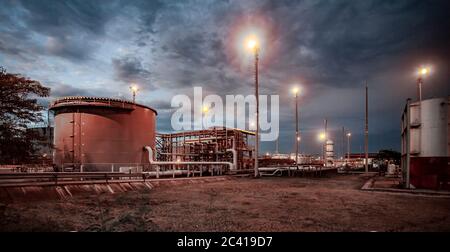 Storage tanks for fossil fuels at dusk seen in Berlin Stock Photo - Alamy