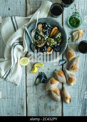 Steamed fresh mussels with wine in a pot Stock Photo - Alamy