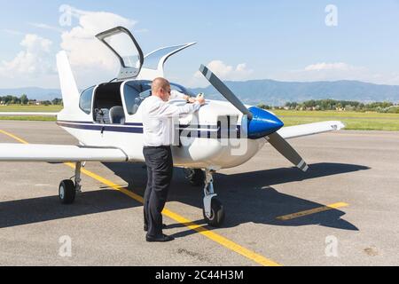 Pilot doing pre flight inspection on his sports plane Stock Photo - Alamy
