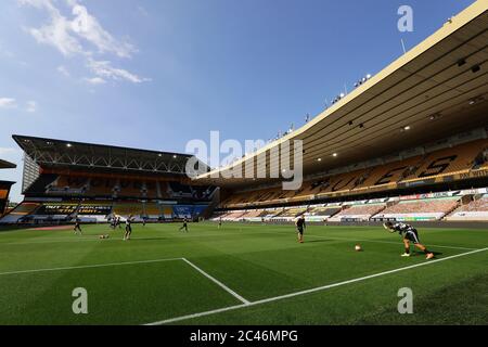 Wolverhampton Wanderers players warm up before the Emirates FA Cup ...