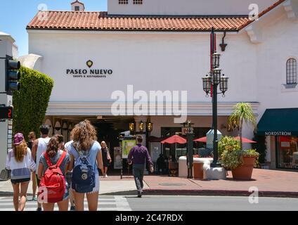 Paseo Nuevo shopping center in downtown Santa Barbara, California Stock ...