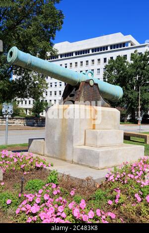 Cannon outside Hamilton County Courthouse, Chattanooga, Tennessee ...