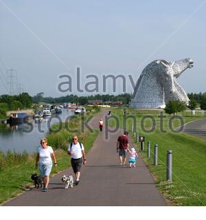Falkirk, Scotland, UK. 25th Jun 2020. People making the most of the hot ...