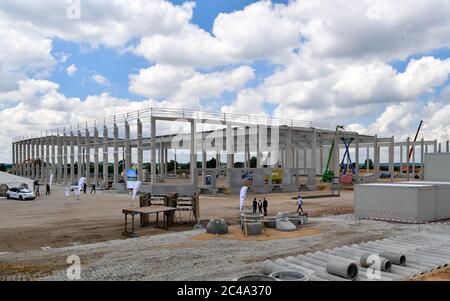 25 June 2020, Saxony, Meerane: In a new production hall Nicole Schwabe ...