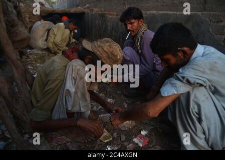 Lahore, Pakistan. 25th Jun 2020. A group of Pakistanis drug addicts ...
