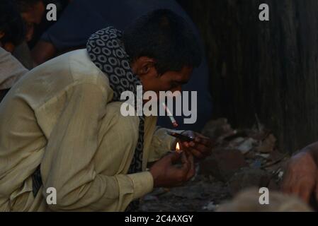 Lahore, Pakistan. 25th Jun 2020. A group of Pakistanis drug addicts ...