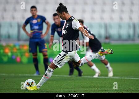 Cristiano Ronaldo of Juventus scores a goal on penalty Torino 1-12-2019 ...