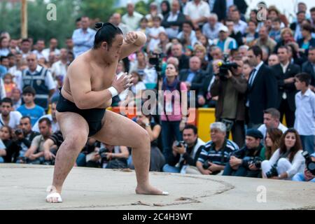 Large crowd watching sumo wrestling in an outdoor arena. Vintage 19th ...