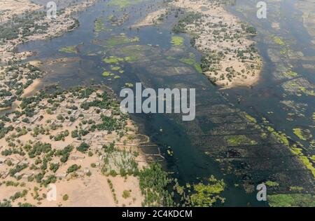 MALI, Gao, aerial view, river Niger and clay houses / Luftbild des Fluß ...